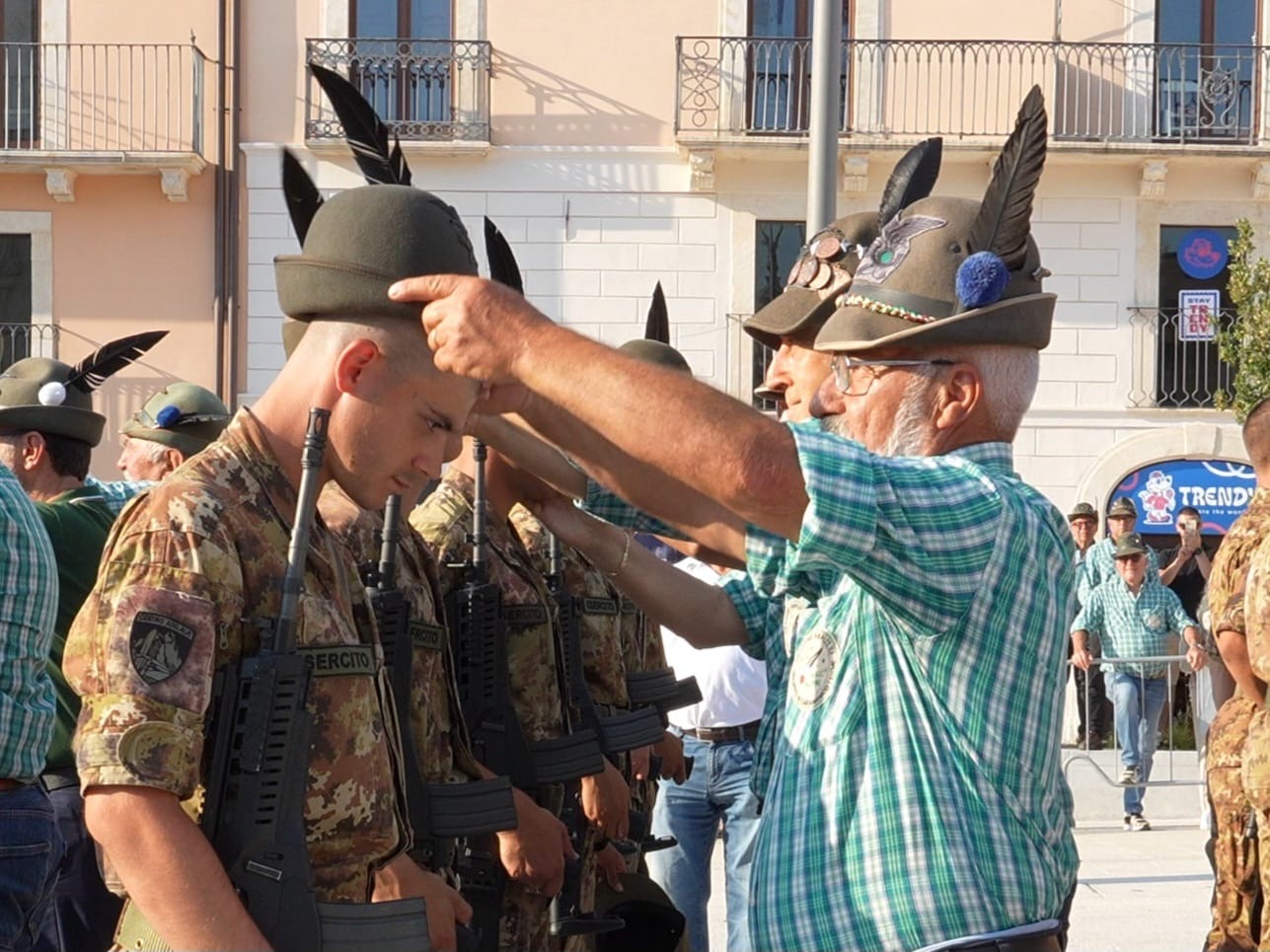 Il cappello e la montagna: 130 giovani diventano Alpini all’Aquila ...