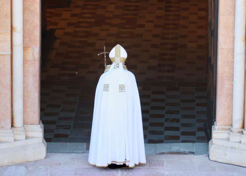 Prima volta nella storia: il Papa apre la Porta Santa di Celestino V a ...