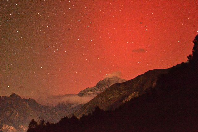 Un sogno di luce: L'aurora boreale che illumina Courmayeur nella foto ...