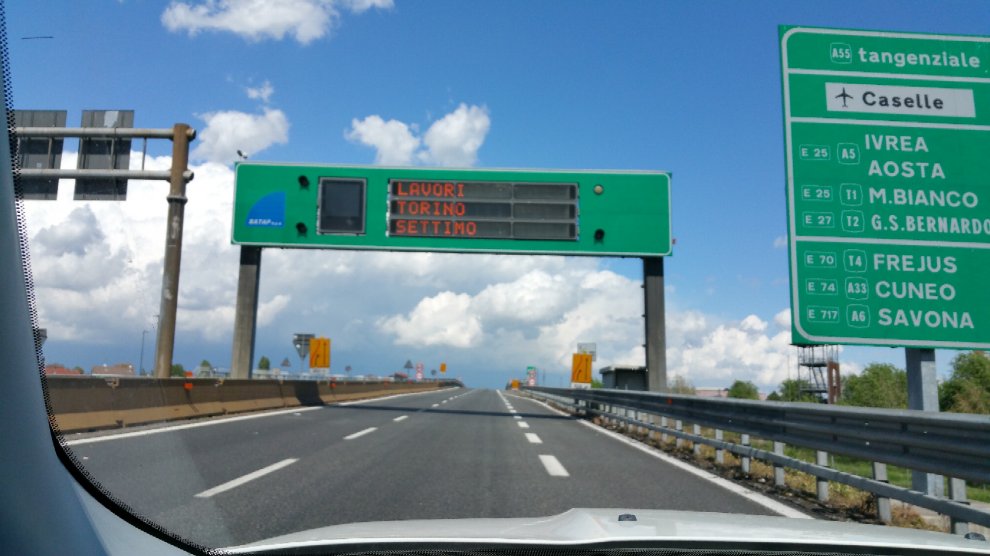 Autostrada A5 'vietata' ai mezzi pesanti tra Scarmagno e Santhià ...