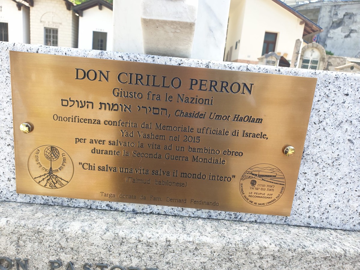 Courmayeur: Lapide in ricordo di Don Cirillo Perron Uomo Giusto tra le ...