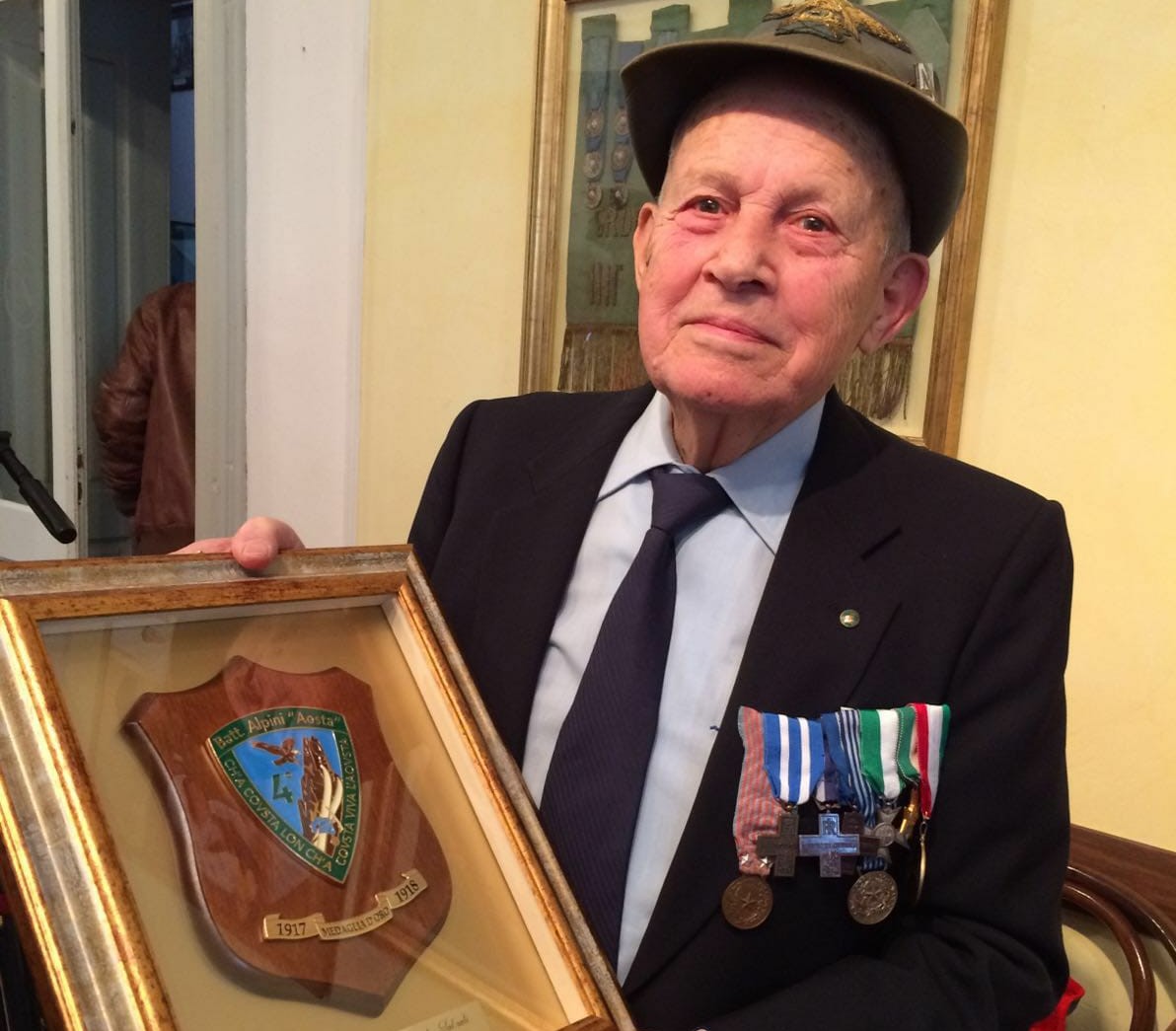 Il 99enne Alpino Liberato Salvati ha posato lo zaino a terra ...