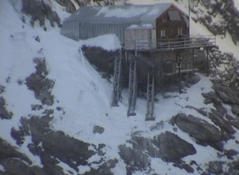 Obbligo prenotazione bivacco Carrel per salire in vetta al Cervino ...