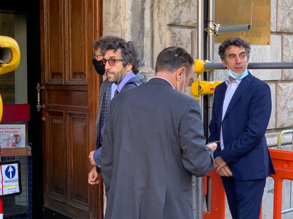 Processo Geenna, arrivano i pm in Tribunale ma la folla applaude l ...