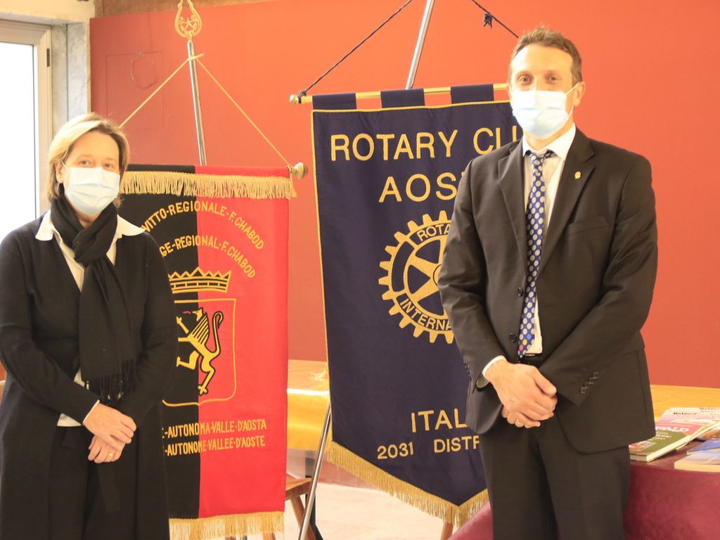 Al Convitto Chabod donati dal Rotary Aosta 360 volumi ...